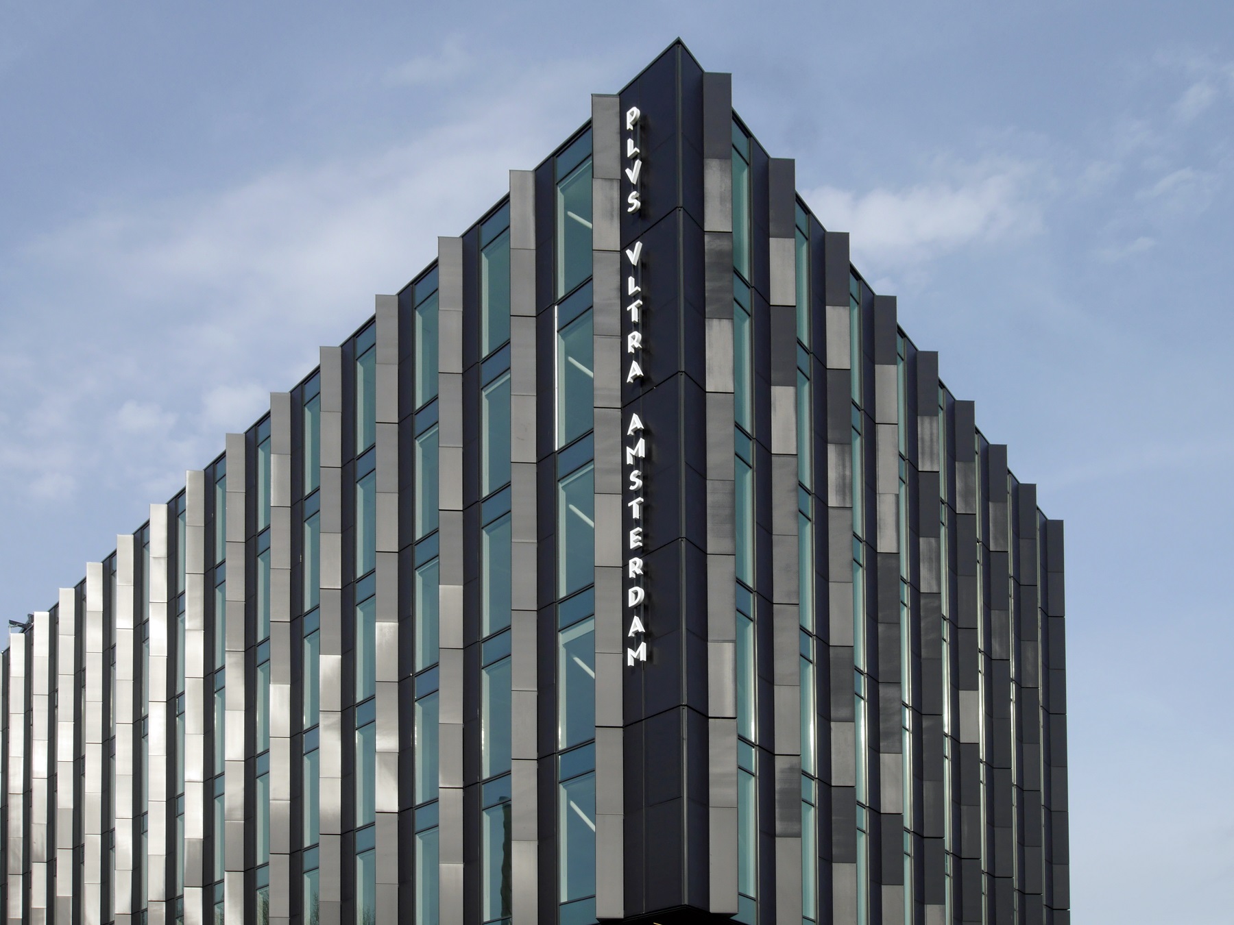 De gevels van Plus Ultra Amsterdam springen direct in het oog - De ...